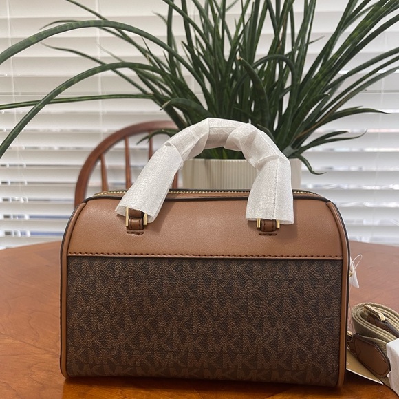 Michael Kors | Bags | Micheal Kors Small Purse | Poshmark